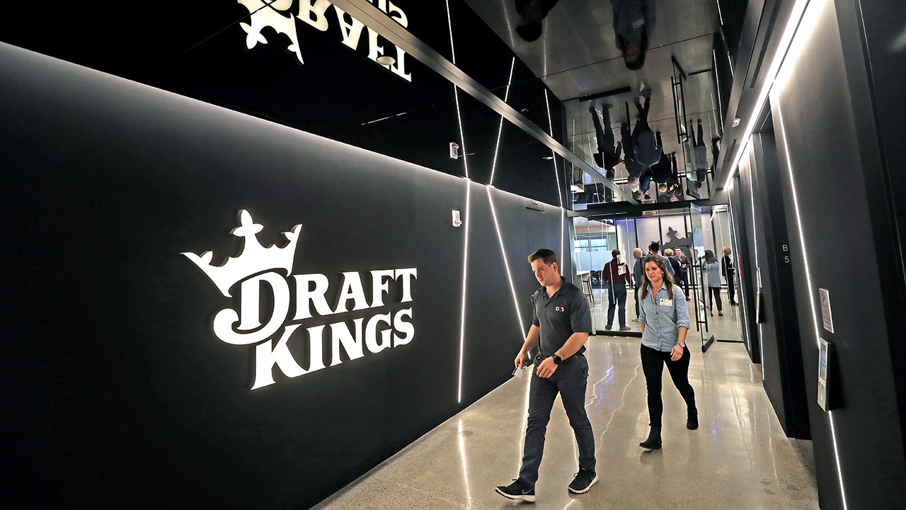 DraftKings loss widens amid coronavirus disruption of pro sports | Fox ...