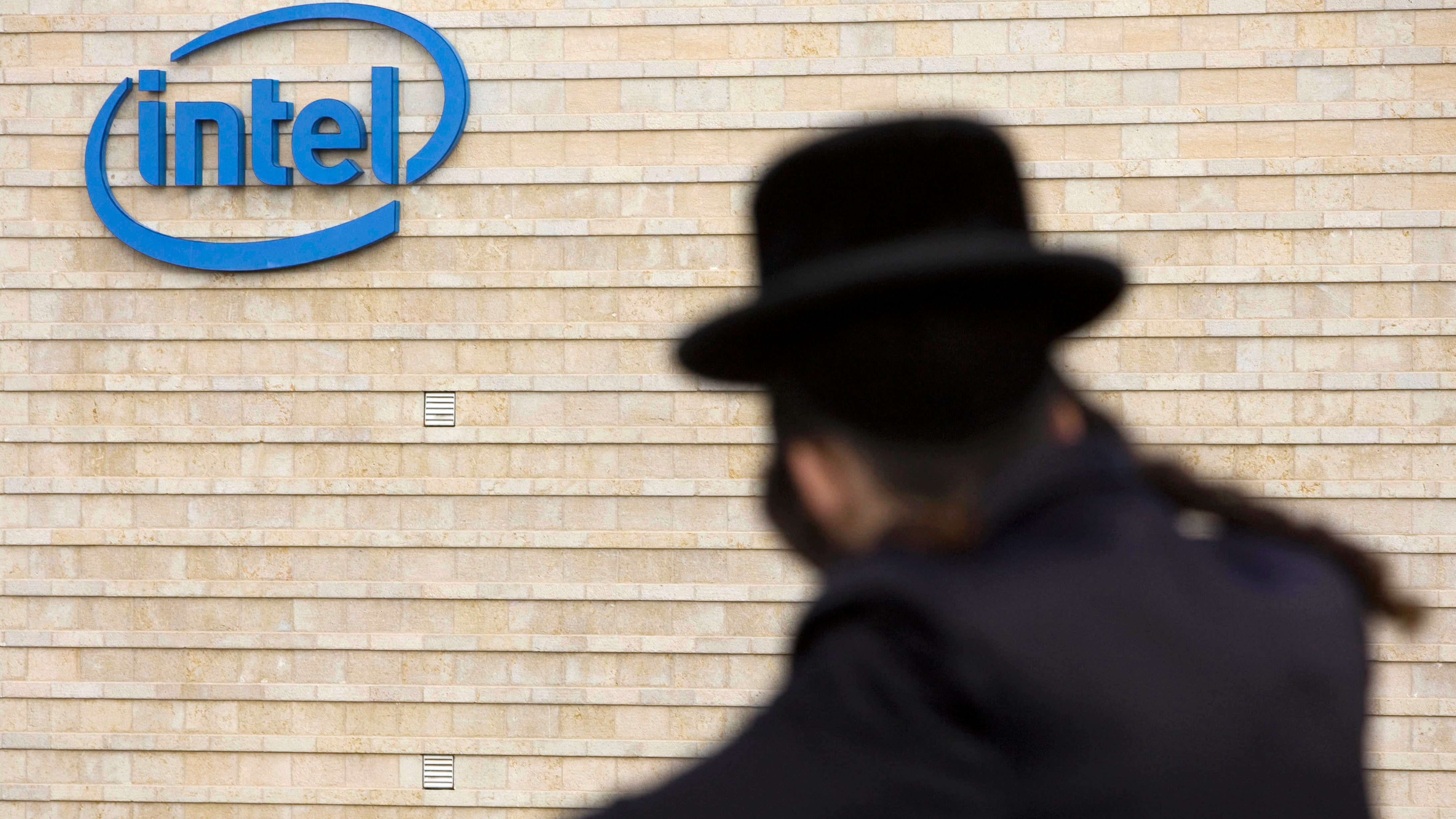 Intel hit as consumers flock to lower-cost laptops, datacenter chips ...
