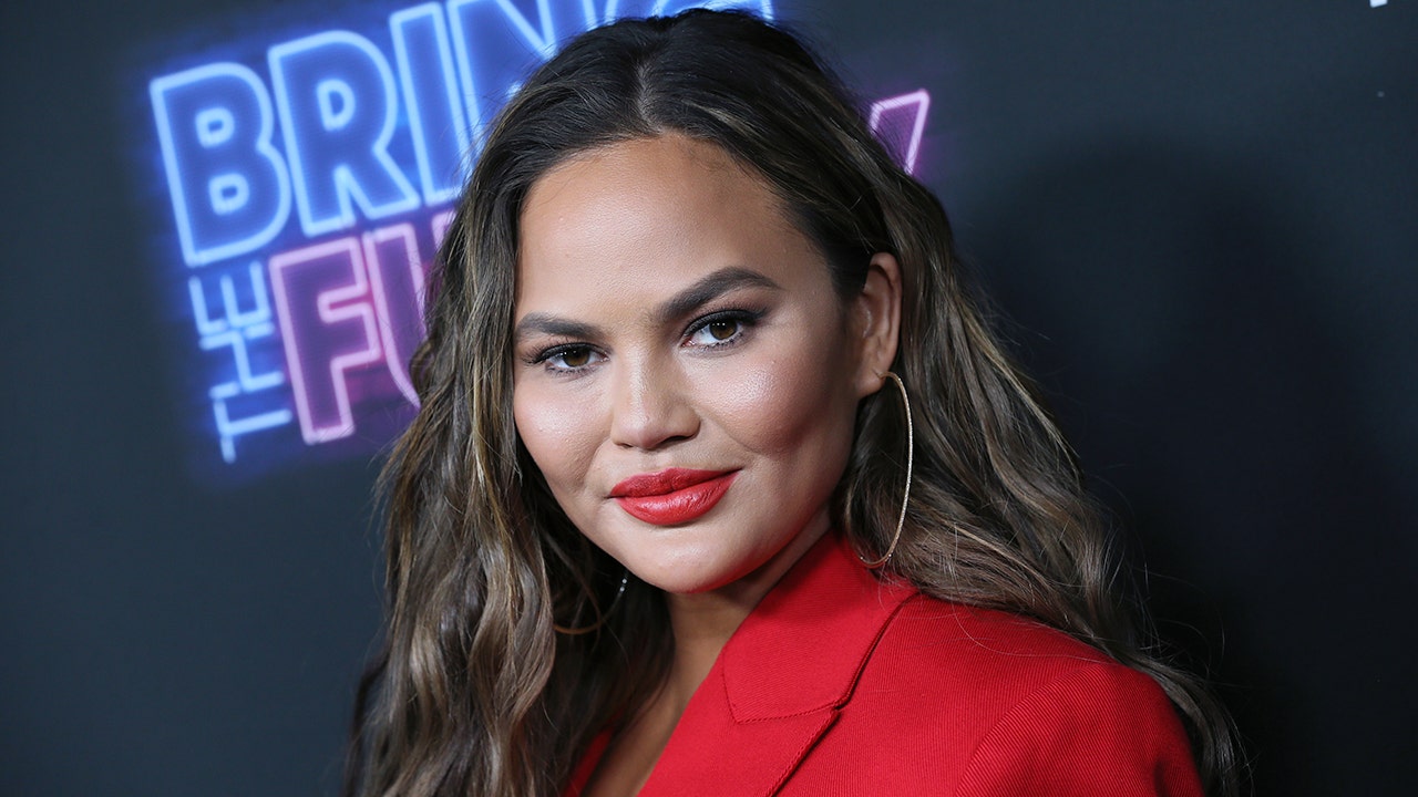 Chrissy Teigen's Vrbo ad receives backlash online: 'We deserve better ...