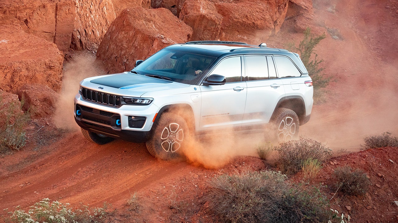 Stellantis recalls 332,000 Jeeps | Fox Business