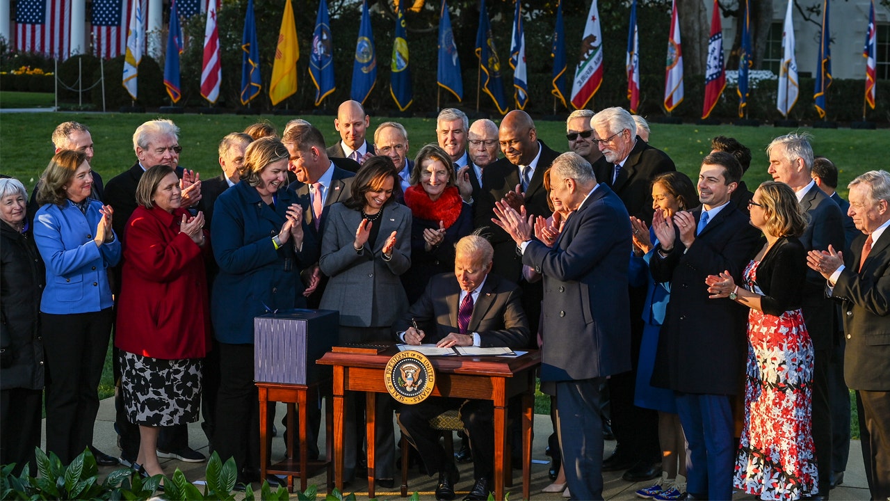 Biden uses infrastructure signing to set up BBB passage, gives Sinema ...