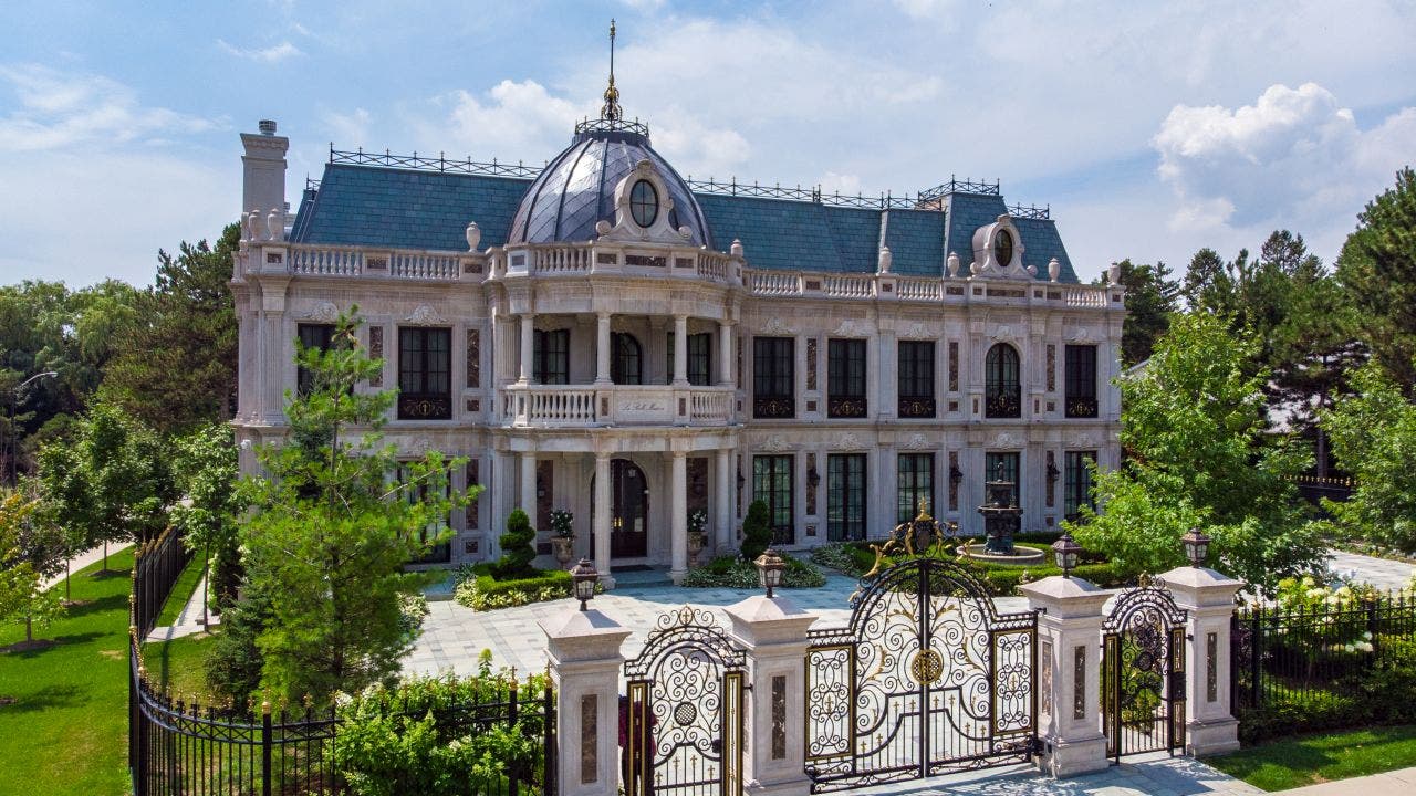 'Schitt's Creek' mansion gets relisted with $17.5M asking price | Fox ...