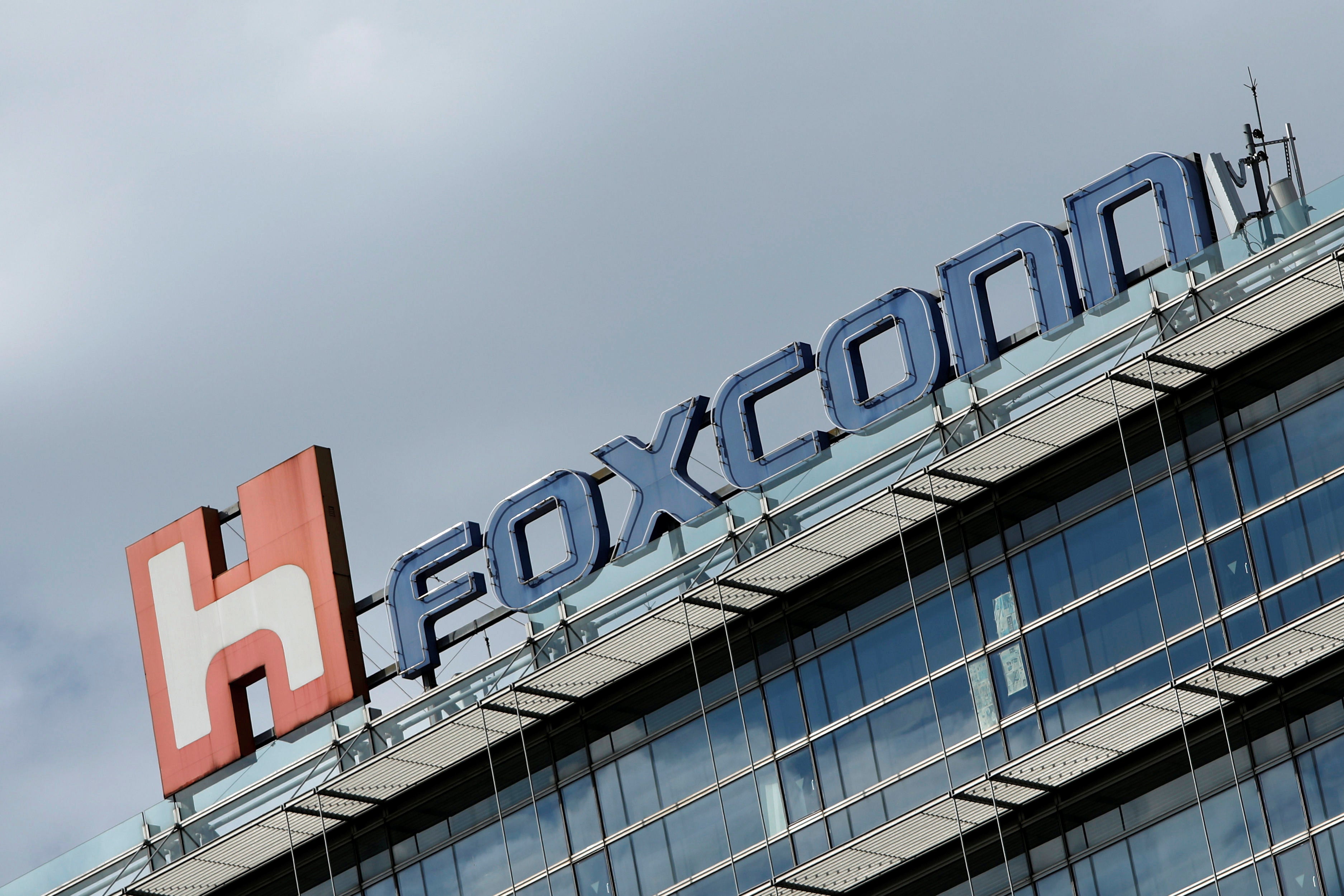 COVID-19 outbreak at Foxconn's largest factory in China sends workers ...