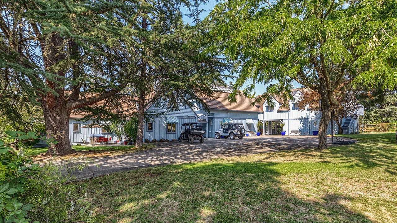 'Dallas' star Patrick Duffy lists $14M Oregon ranch with bass pond ...