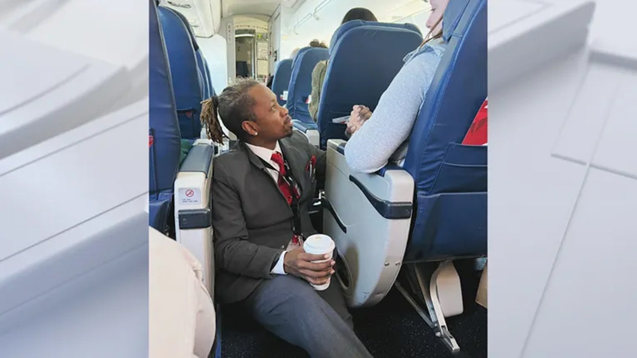 Viral photo shows Delta flight attendant comforting jittery passenger ...