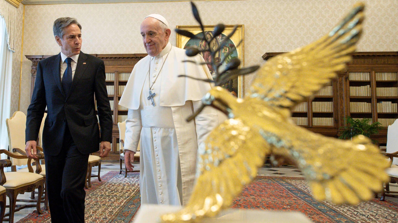 Deepfake photos of Pope Francis in Balenciaga trick millions | Fox Business Deepfake photos of Pope Francis in Balenciaga trick millions | Fox Business