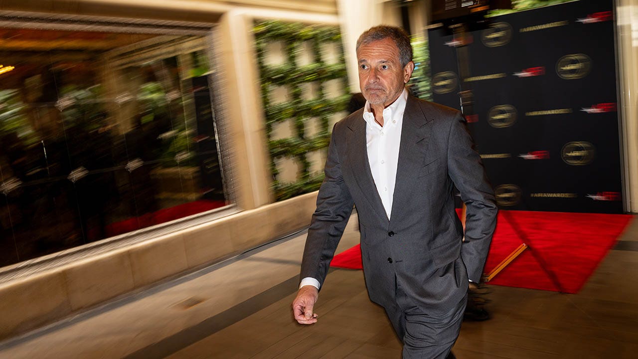 Disney's Iger lures back former executives as advisors | Fox Business
