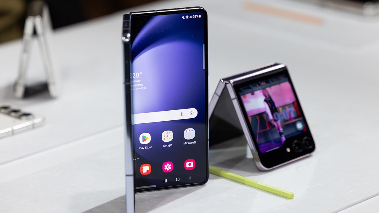 Samsung shows off latest foldable smartphone, challenging Apple | Fox ... Samsung shows off latest foldable smartphone, challenging Apple | Fox ...