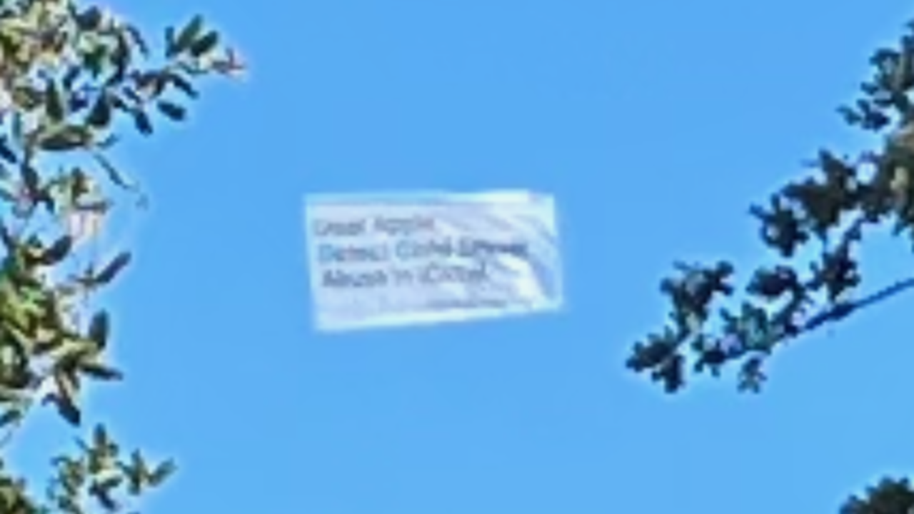 Banner plane with message for Apple flies around Apple Event in ...