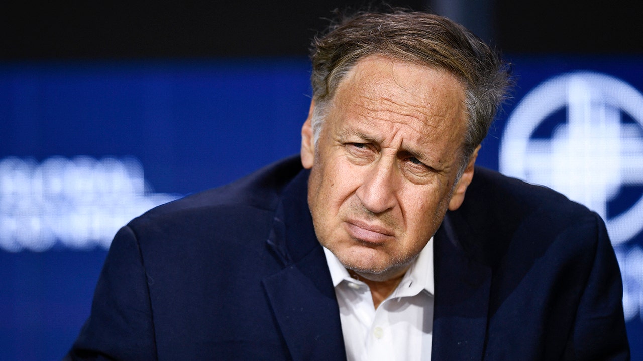 AMC CEO Adam Aron gets caught with his naked shorts down | Fox Business