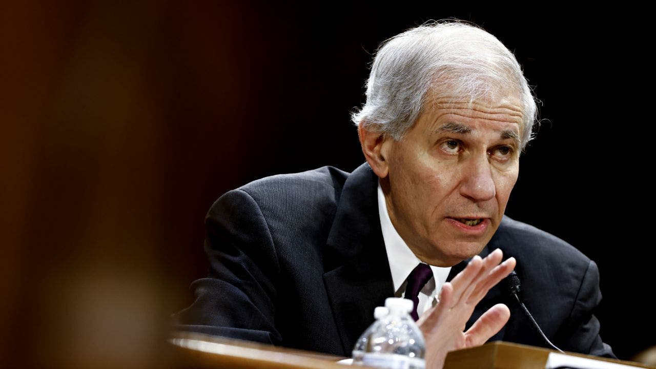 FDIC chair to resign after pressure from lawmakers | Fox Business