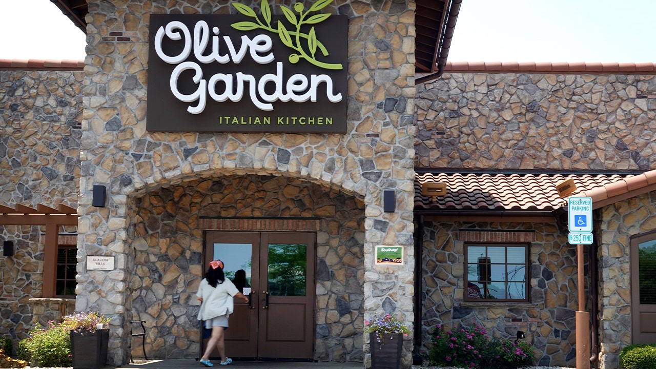 Texas Roadhouse dethrones Olive Garden as America's top casual dining ...
