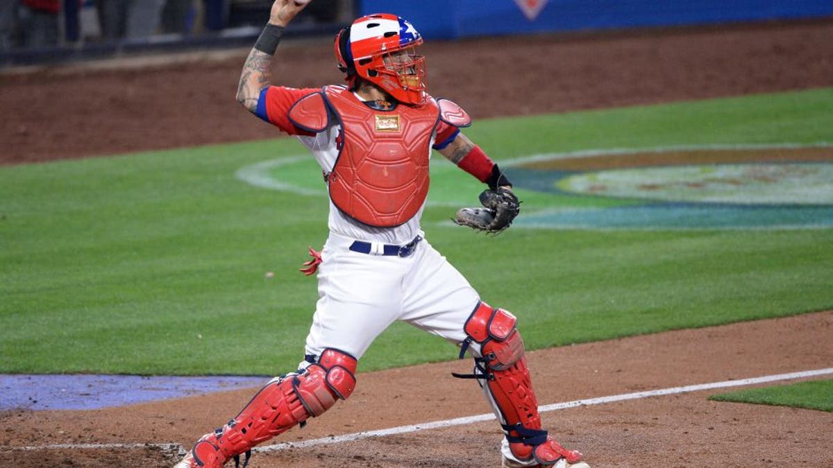 yadier molina throwing