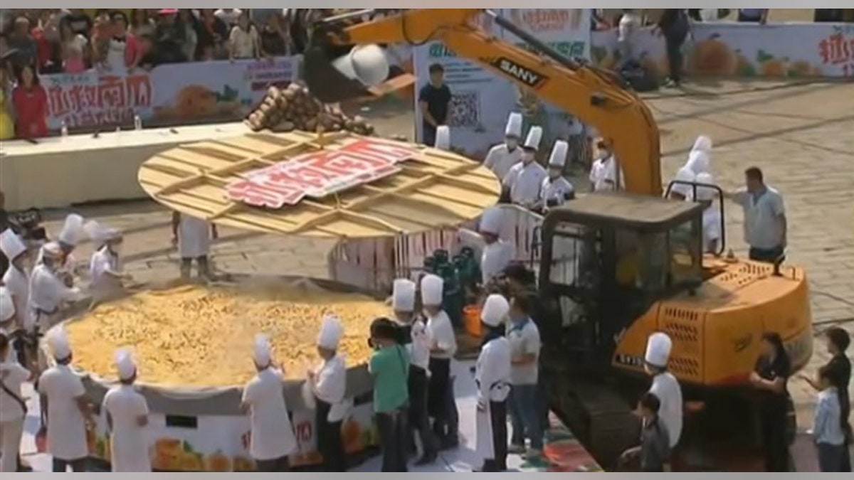 Chinese cooks create 1,800 lb pumpkin pie using cranes | Fox News