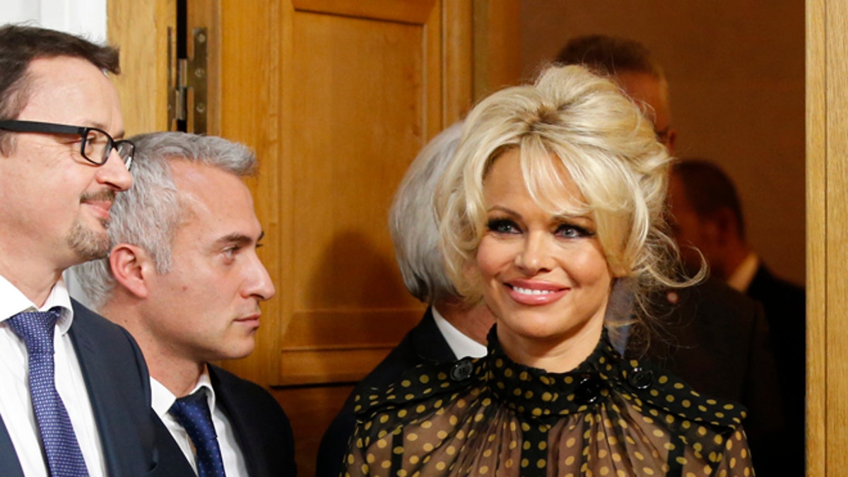 Pamela Anderson is now a standup comedian | Fox News