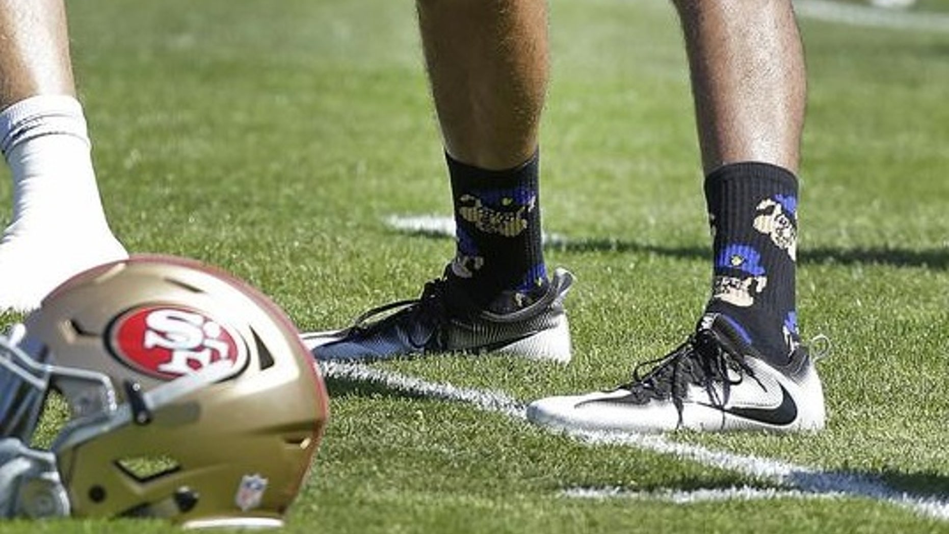 Colin Kaepernick caught wearing socks showing 'pig' cops | Fox News