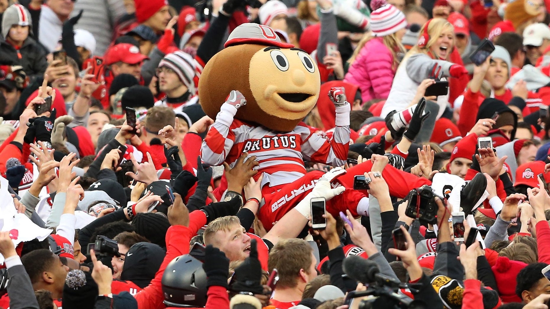 Ohio State fan mows message for Michigan-loving neighbor in viral video ...