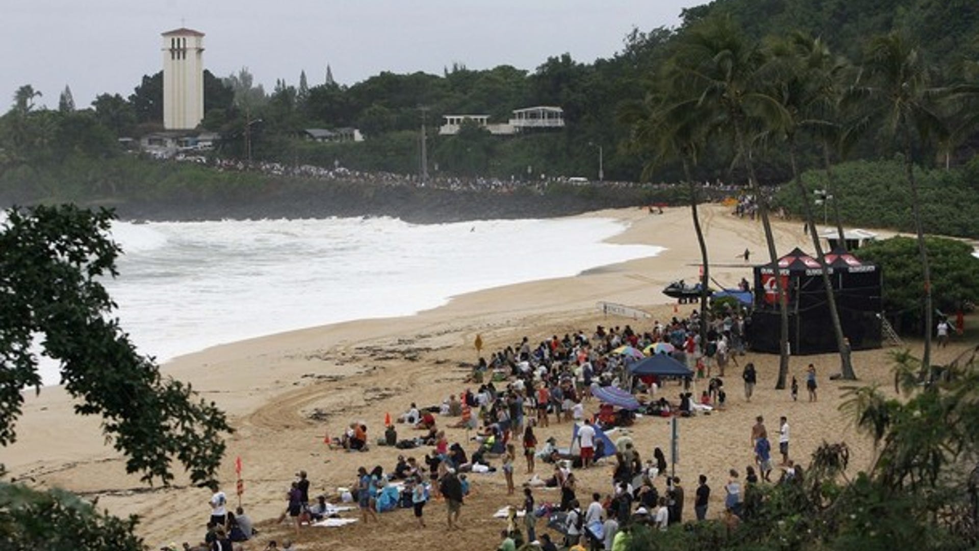Surfers Rocket Down 30-Foot Waves in Hawaii | Fox News