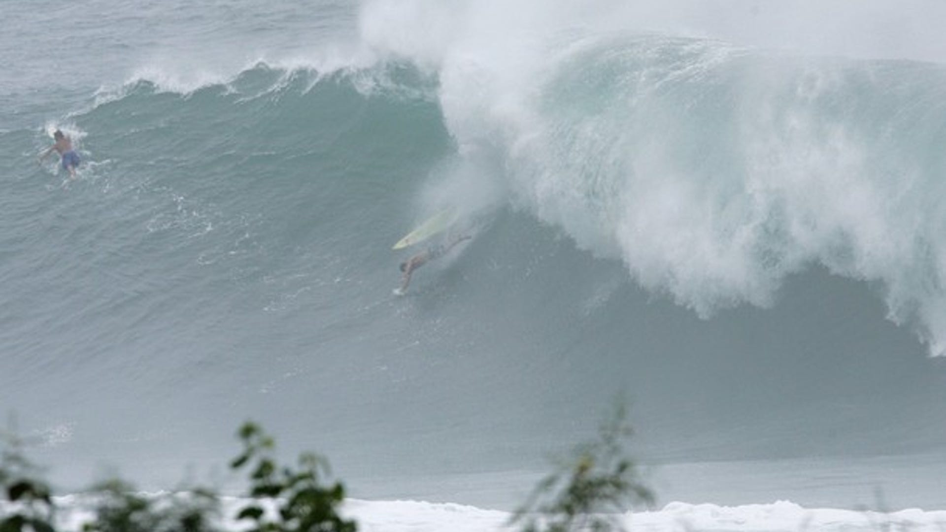 Surfers Rocket Down 30-Foot Waves in Hawaii | Fox News