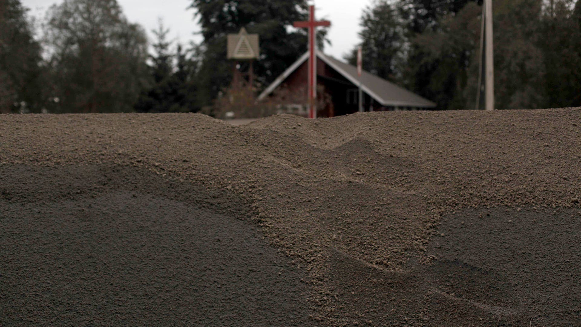 Soldiers clear streets, roofs after Chile's Calbuco volcano erupts ...
