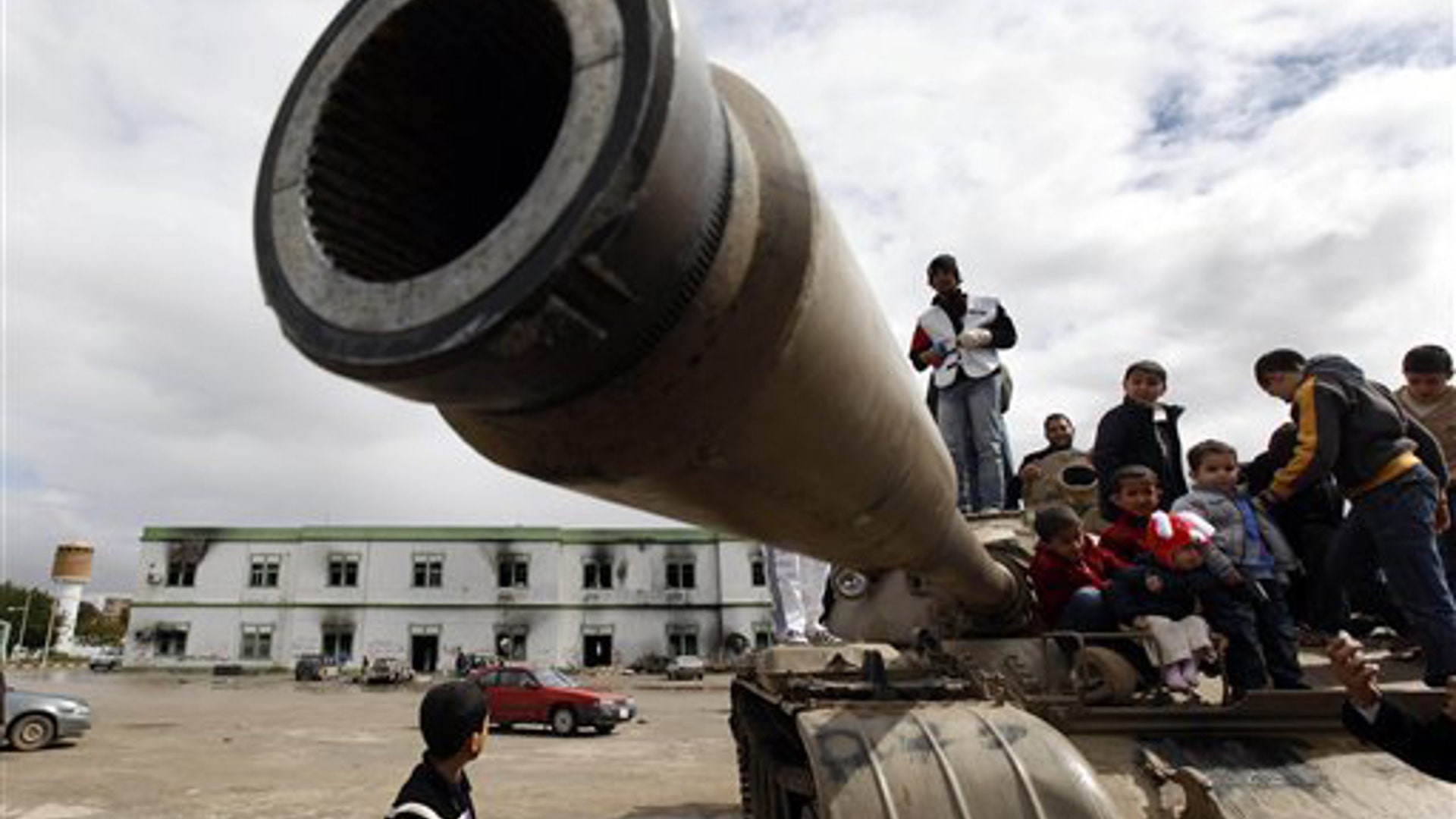 Libya's Ground Attack: Chemical Weapons, Soviet Tanks and Rifles | Fox News