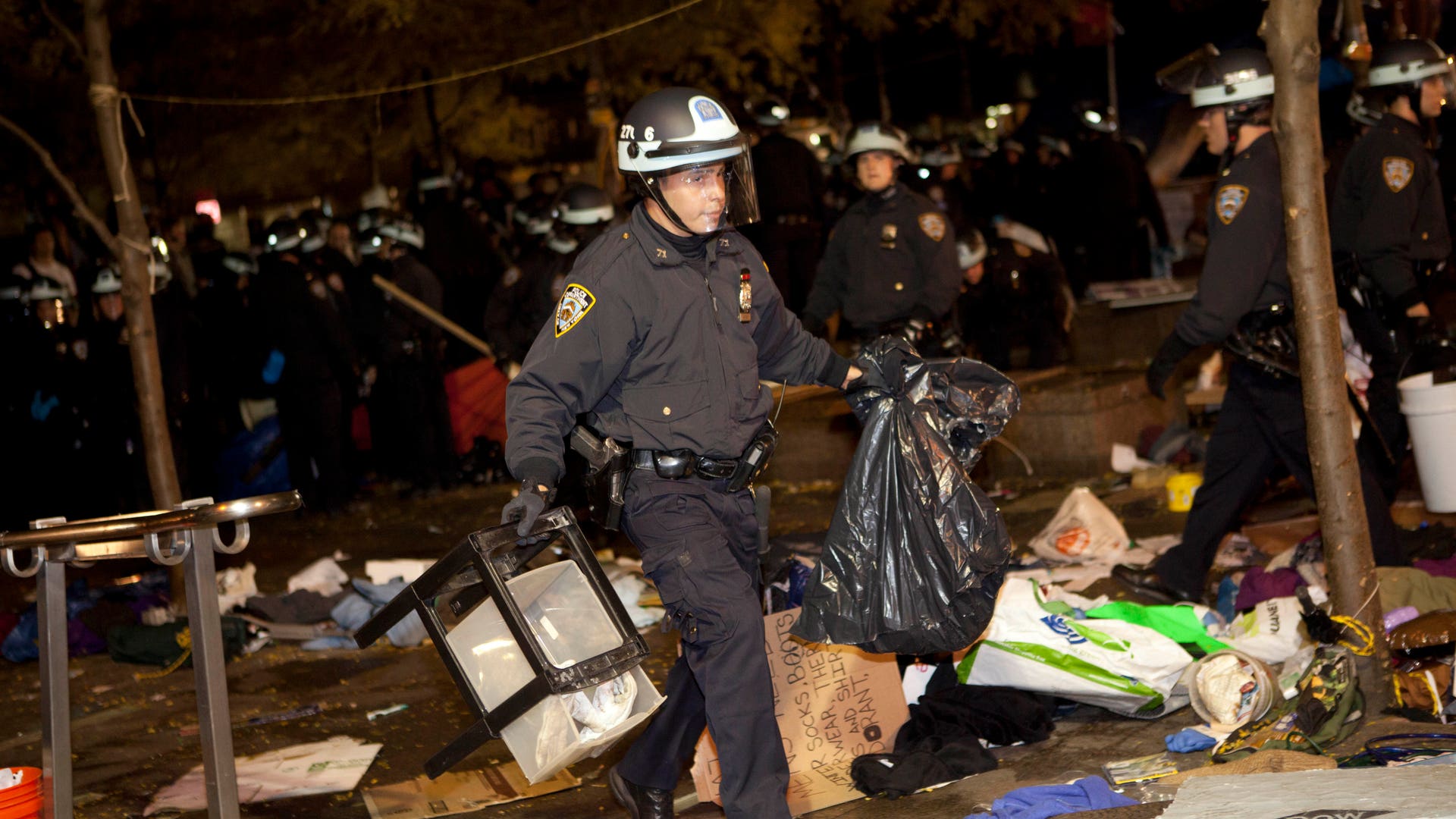 Eviction Notice: Police Order Out 'Occupy Wall Street' Protesters | Fox ...
