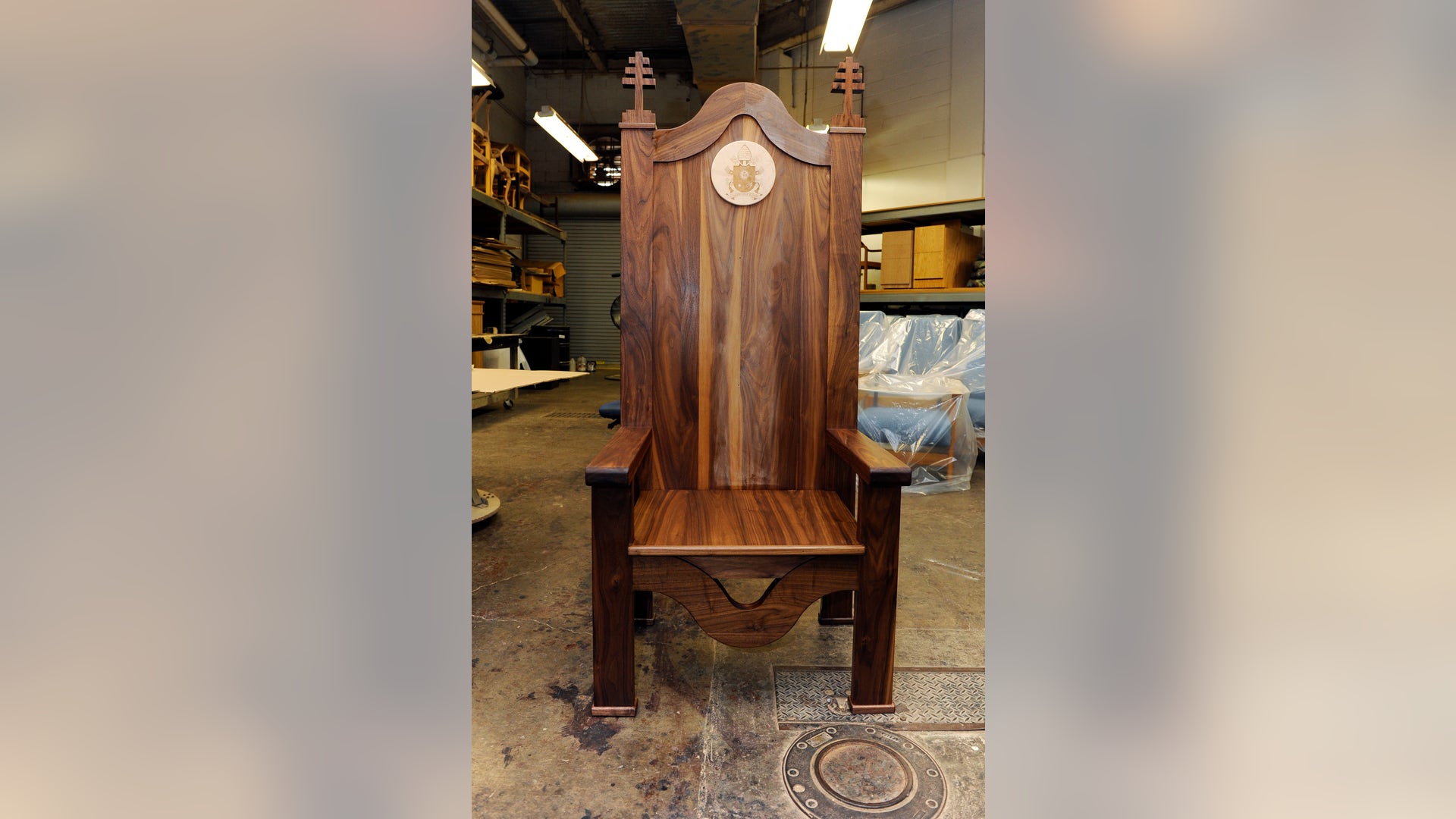 Philly inmates build walnut chair for Pope Francis' visit | Fox News