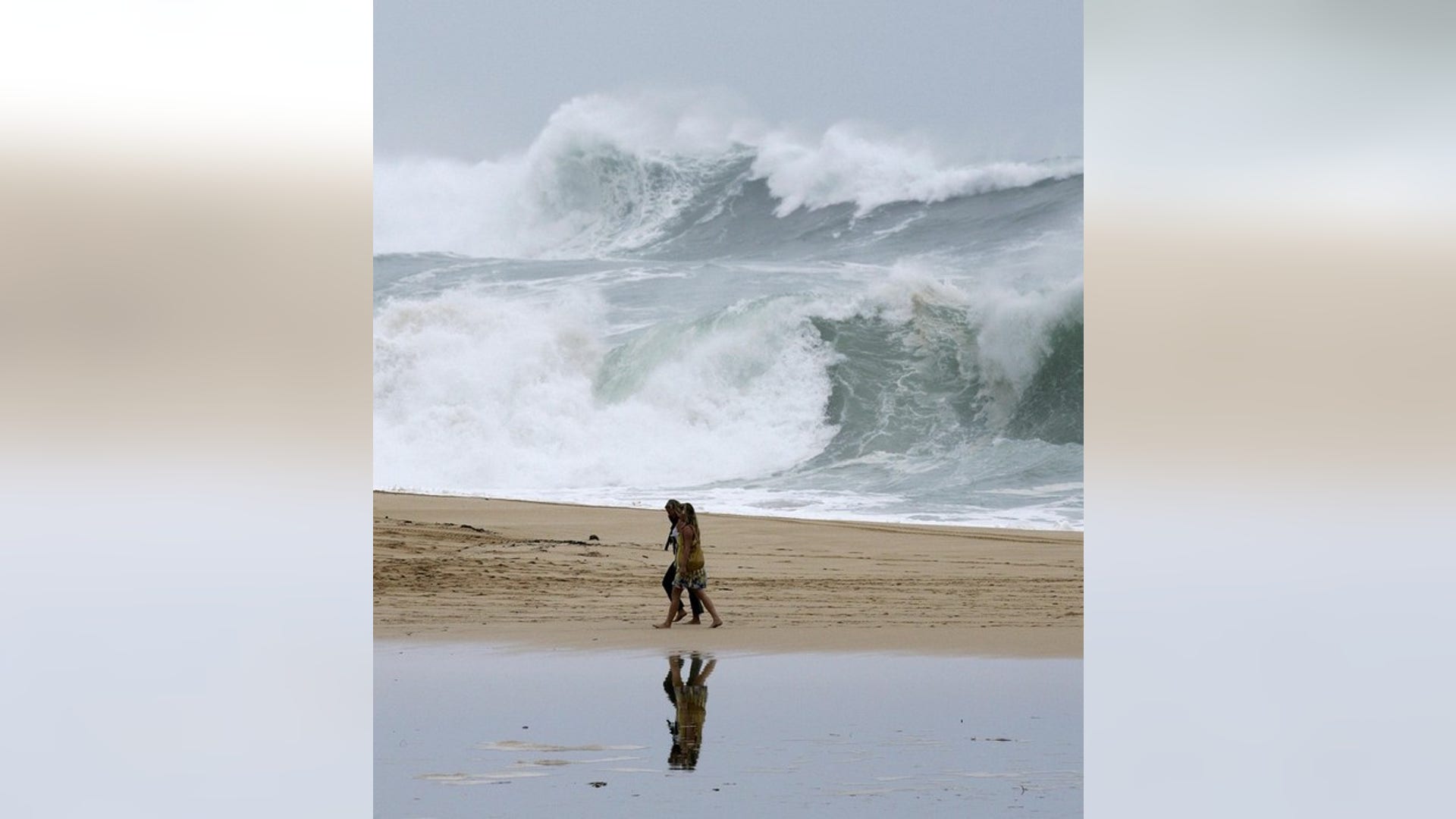 Surfers Rocket Down 30-Foot Waves in Hawaii | Fox News