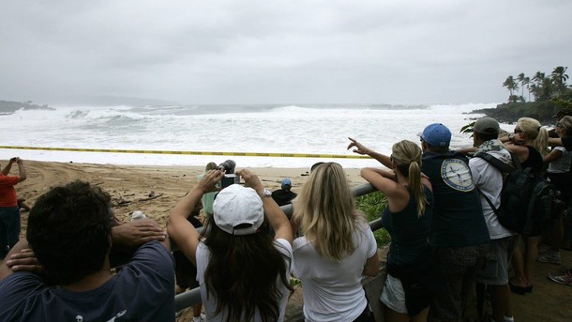 Surfers Rocket Down 30-Foot Waves in Hawaii | Fox News