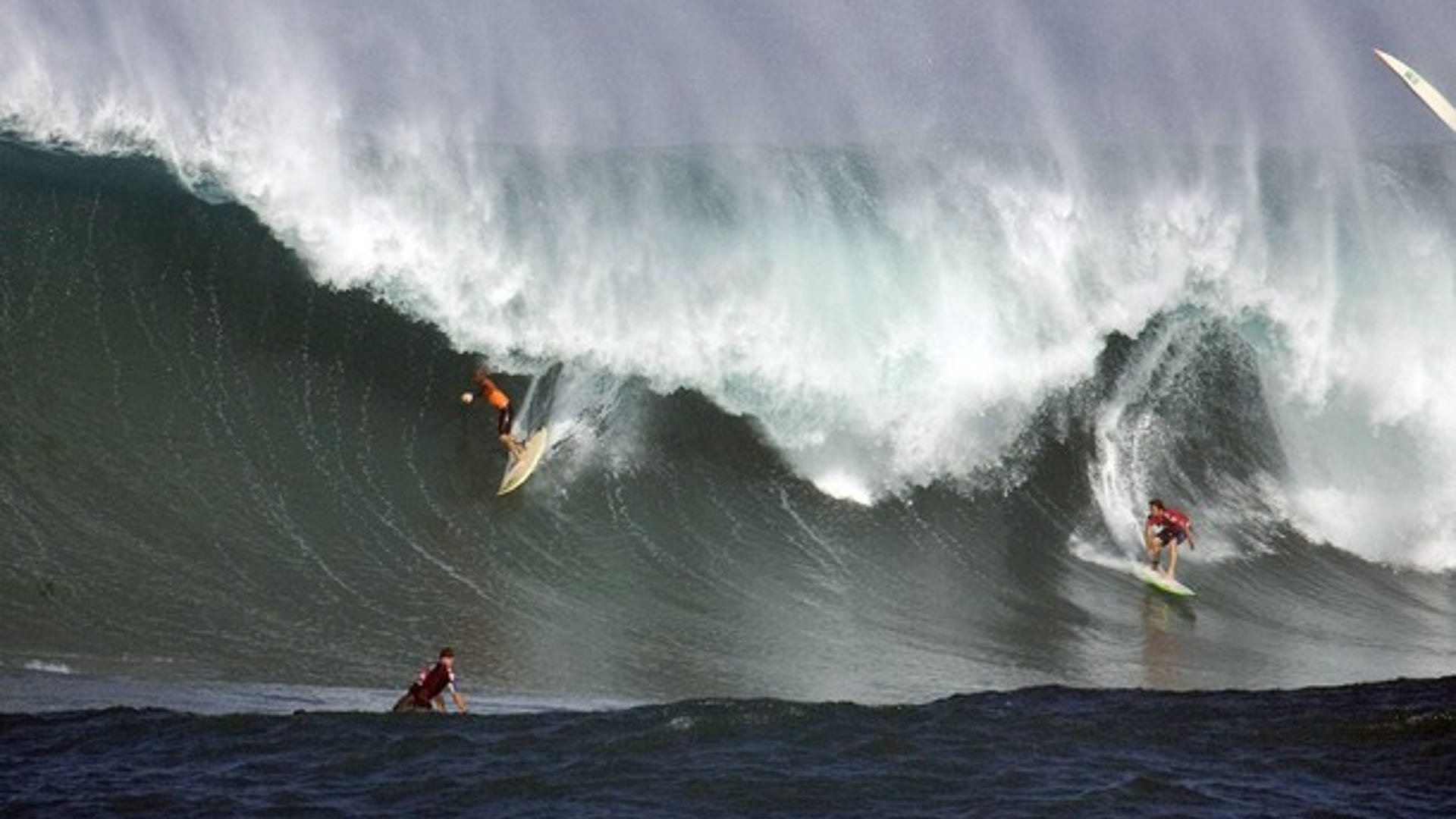 Surfers Rocket Down 30-Foot Waves in Hawaii | Fox News