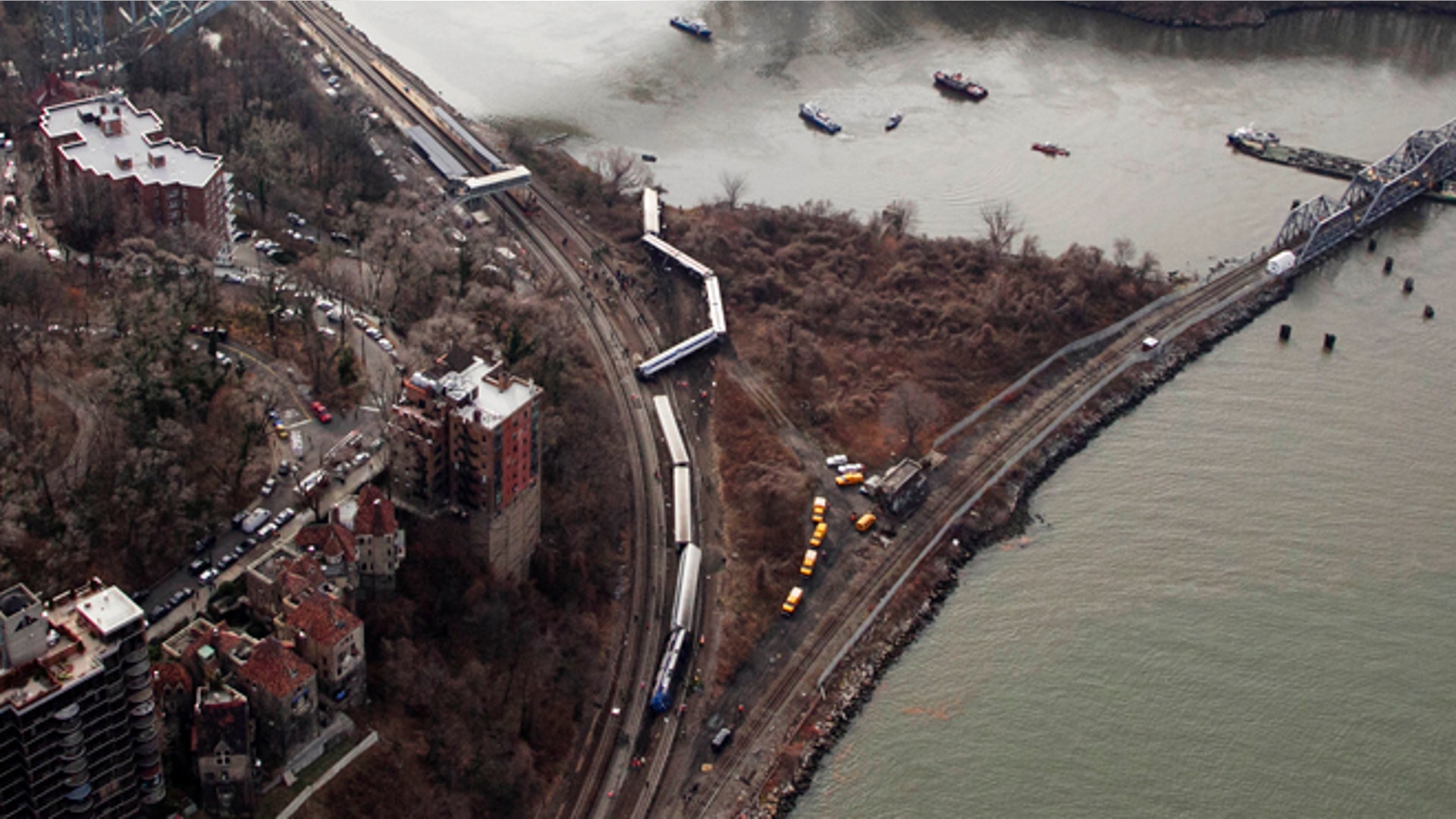 Passenger train derails in New York City, killing 4 | Fox News