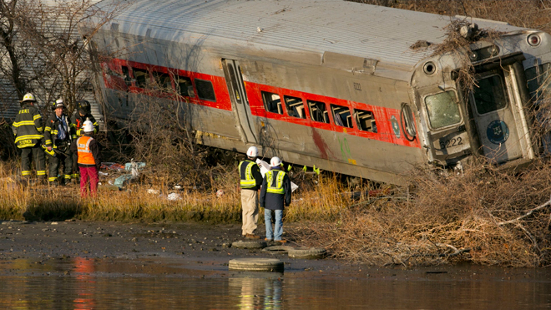 Passenger train derails in New York City, killing 4 | Fox News