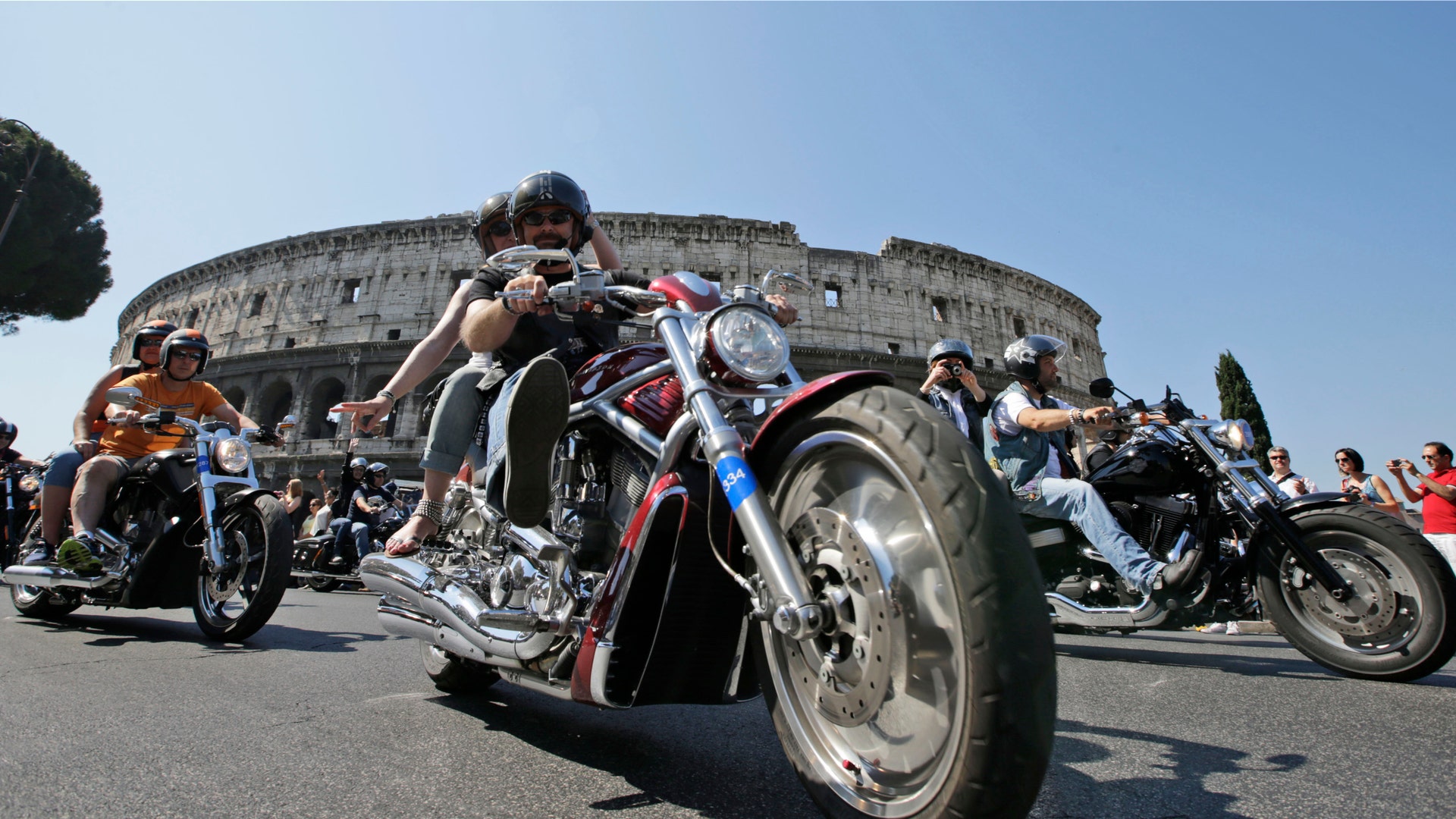 Vatican Gets Invaded By Motorcycle Riders Seeking A Papal Blessing ...