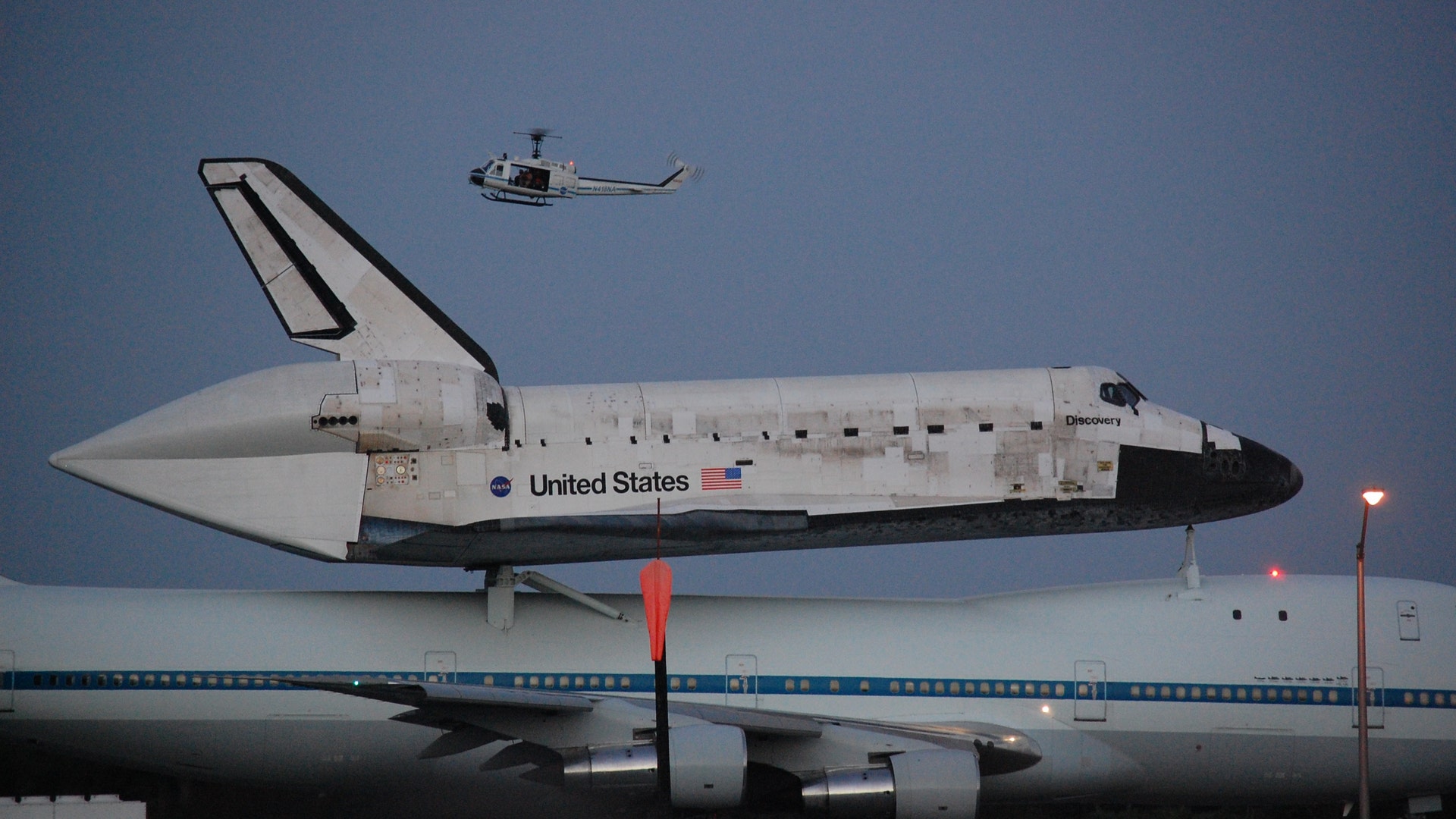 Final flight: Space shuttle Discovery flies to new home at Smithsonian ...