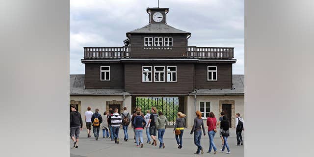 German police probe Britons' 'Hitler salute' at Buchenwald | Fox News