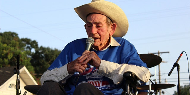 'The Back Door' singer D.L. Menard dead at 85 | Fox News