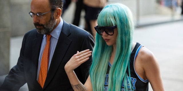 Judge dismisses Amanda Bynes' bong-tossing case | Fox News