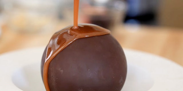 Magical melting chocolate ball desserts are taking over the Internet ...