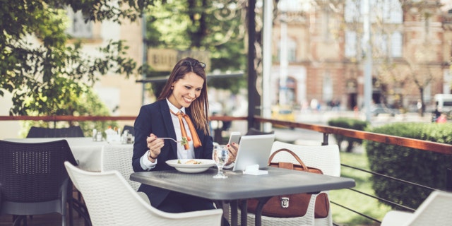 More people are dining alone, according to OpenTable | Fox News