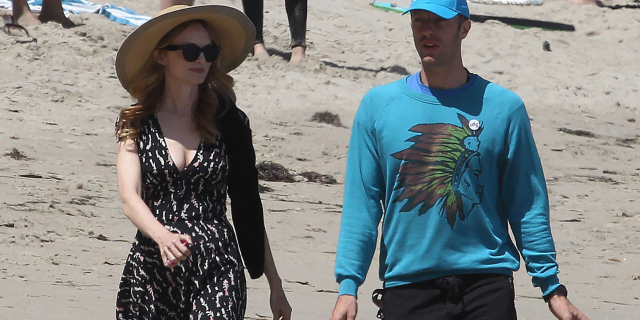 Chris Martin and Heather Graham beach stroll sparks dating rumors | Fox ...