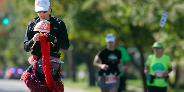 Runner in KC Marathon sets knitting record with 12-foot-long scarf ...