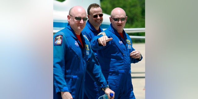 Mark Kelly, Scott Kelly offer up selves for space science; 1 leaves ...
