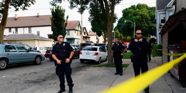 Milwaukee Police Shoot Kill Suspect Who Got Out Of Car With Gun Fox News