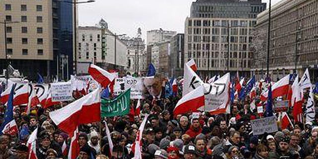 EU scrambles as protests erupt in Poland over government media takeover ...