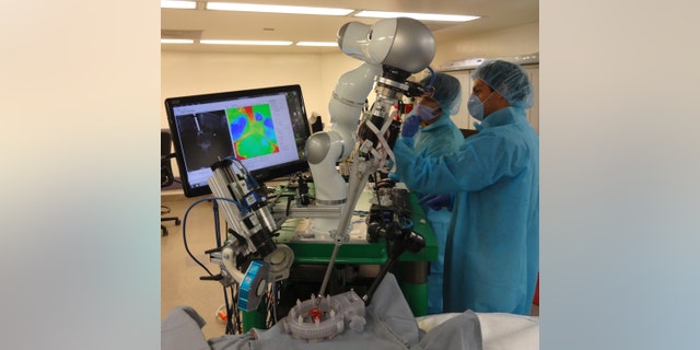 Robot stitches tissue by itself, a step to more automated OR | Fox News