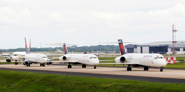 Delta passenger kicked off flight after using restroom | Fox News Delta passenger kicked off flight after using restroom | Fox News