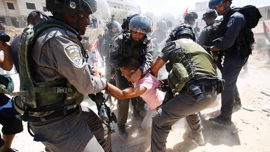 Viral Video Shows Skirmish Between Palestinian Women Youth And Israeli