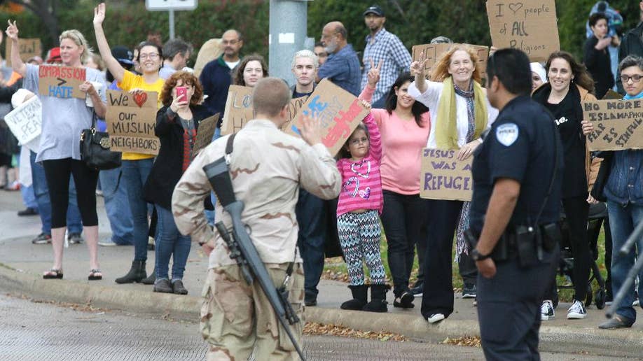Suburban Dallas mosque draws protest, counter-protest demonstrations ...