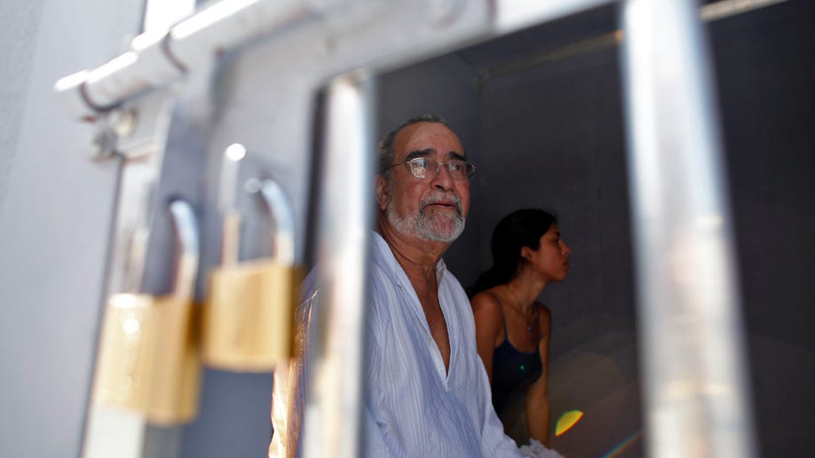 Puerto Ricans demonstrate in fake prison cells to urge release of 70 ...
