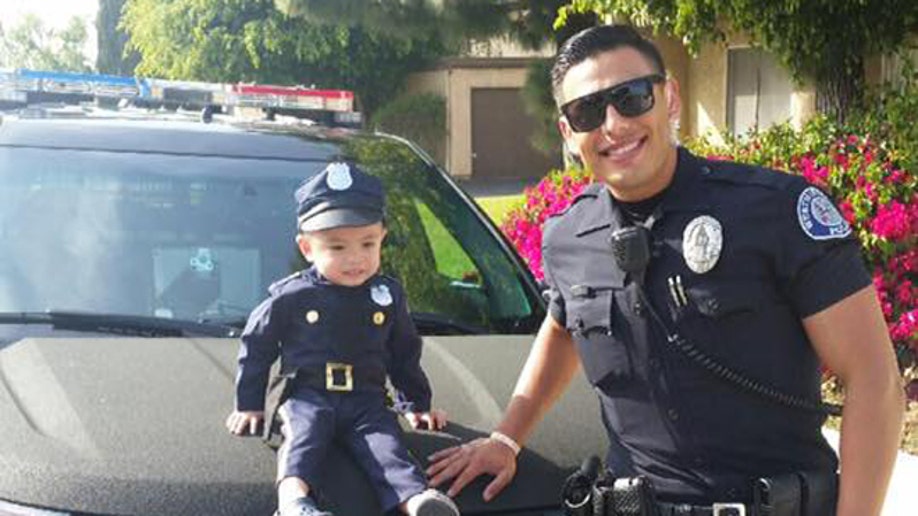 Hot cop becomes Internet sensation after he takes picture with cute ...